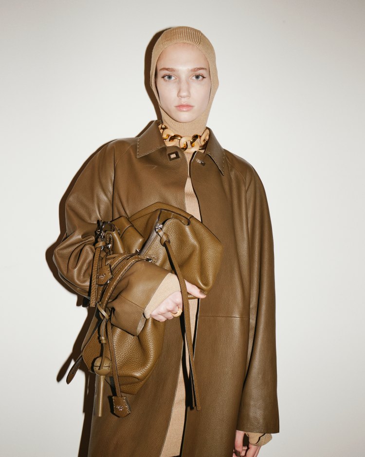 少女們尖叫吧！Fendi 2024秋冬推出「棒棒糖收納殼」，可愛指數已經突破100分！ | Bella.tw儂儂